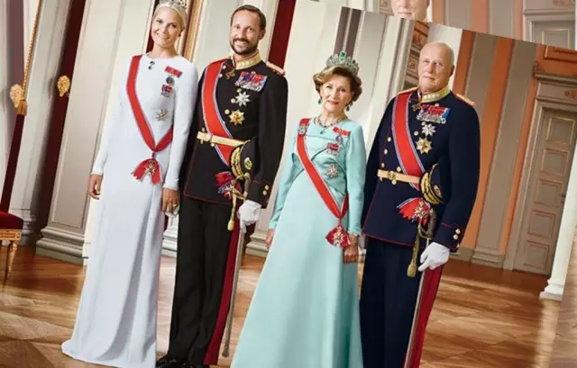 Норвежская королевская гвардия страдает под жарой во время дежурства